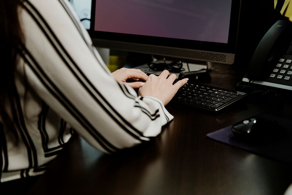 Receptionist typing on the keyboard | Free Photo - rawpixel