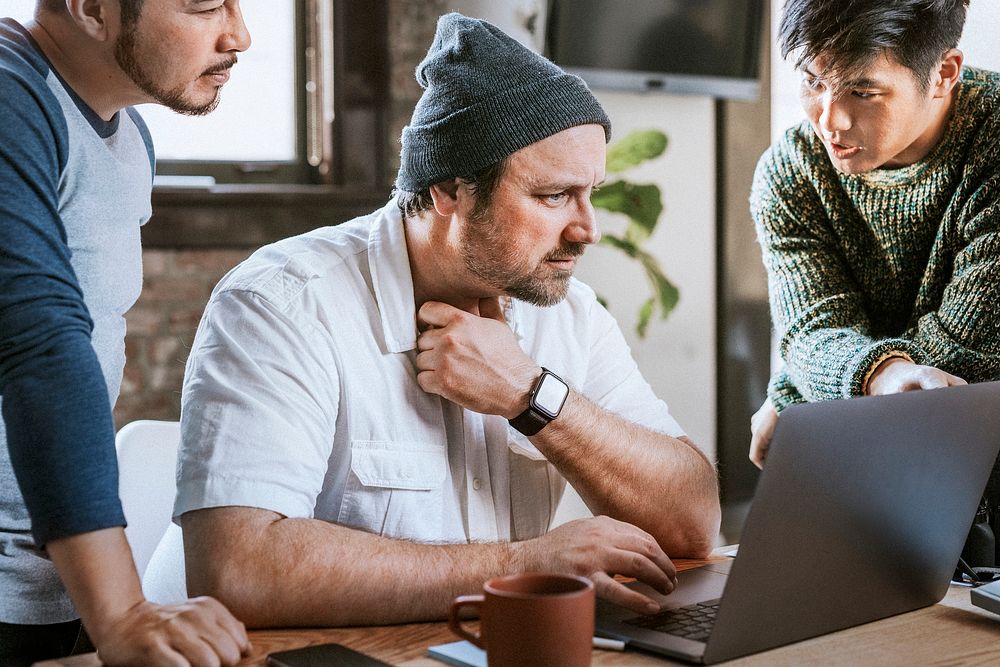 IT officer talking his colleagues | Premium Photo - rawpixel
