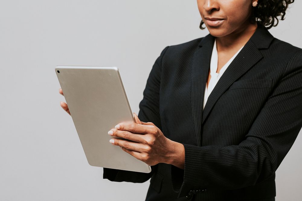 Black businesswoman using digital tablet | Premium Photo - rawpixel