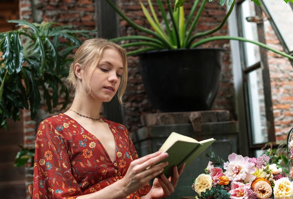 Florist reading book flower shop | Premium Photo - rawpixel