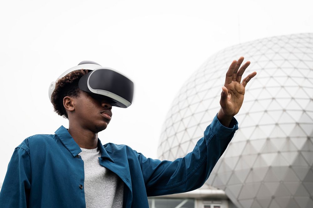 Man vr headset experiencing city | Premium Photo - rawpixel