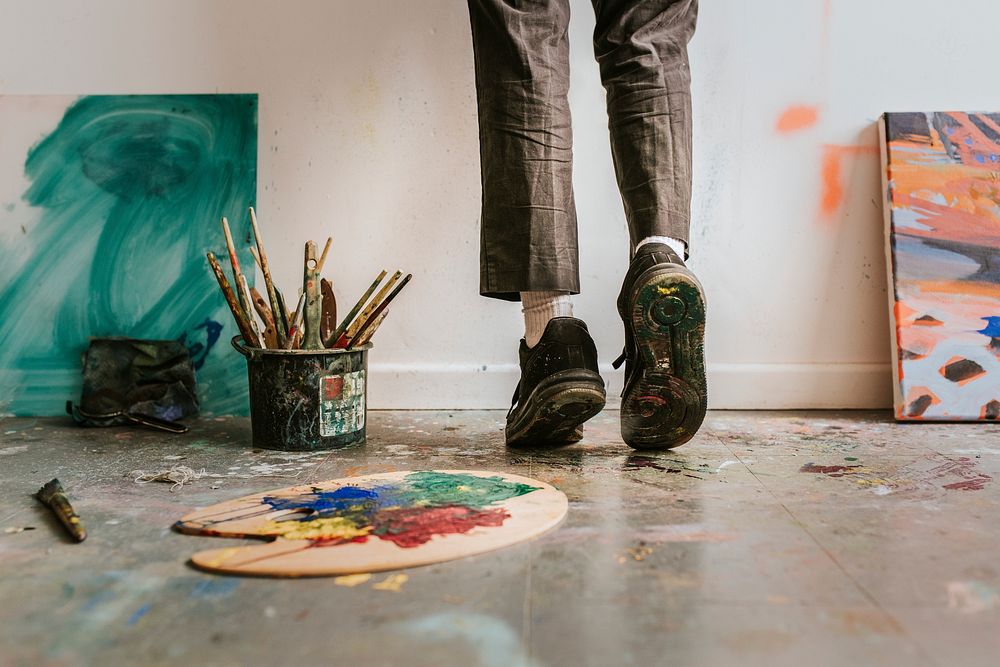 Woman artist tiptoeing and working | Premium Photo - rawpixel