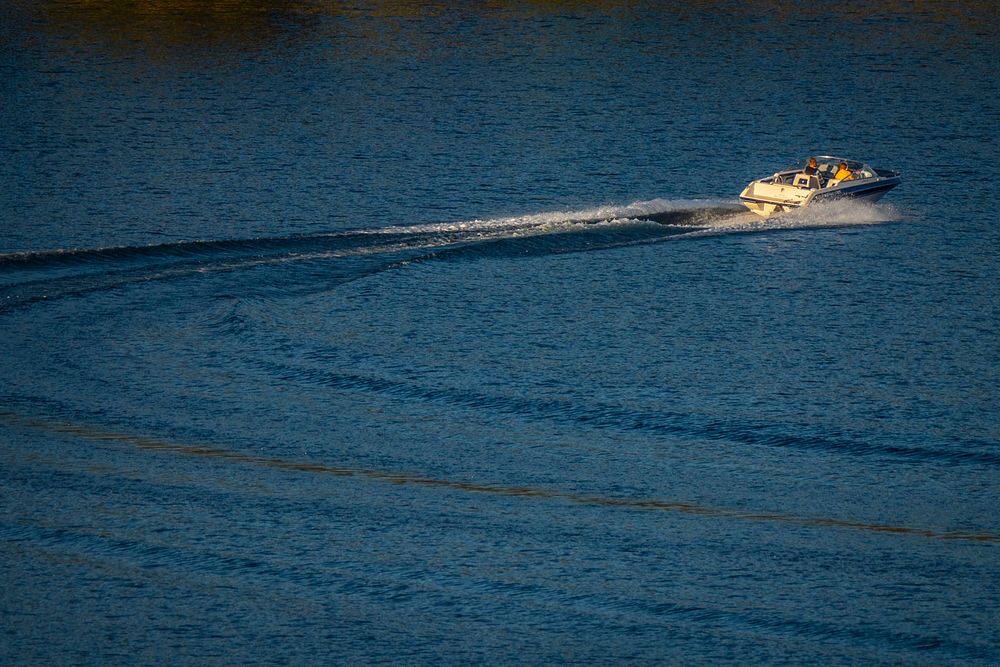Boaters enjoy Georgetown Lake Pintler | Free Photo - rawpixel
