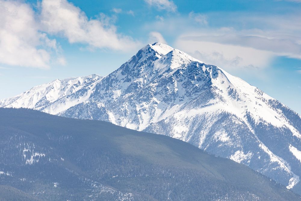 Emigrant Peak seen along Yellowstone | Free Photo - rawpixel