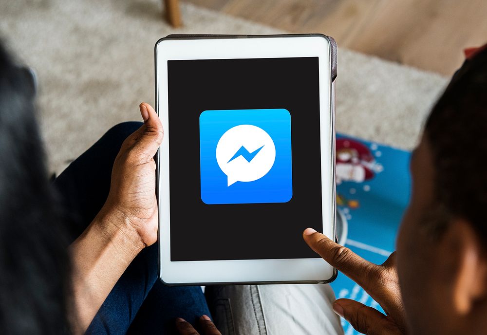 People using Facebook Messenger digital | Free Photo - rawpixel