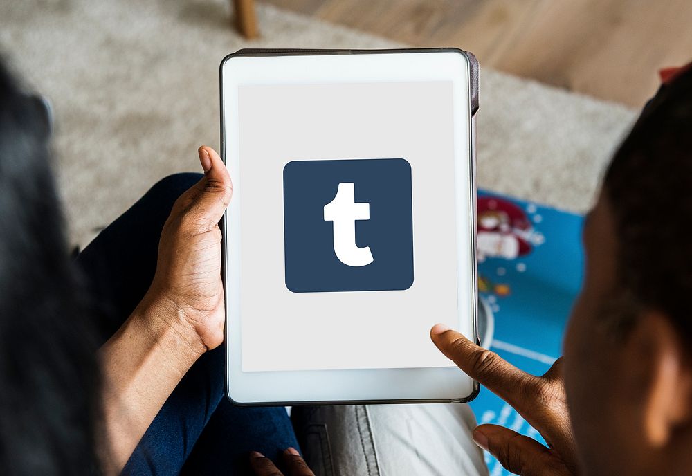 People using Tumblr digital tablet | Free Photo - rawpixel