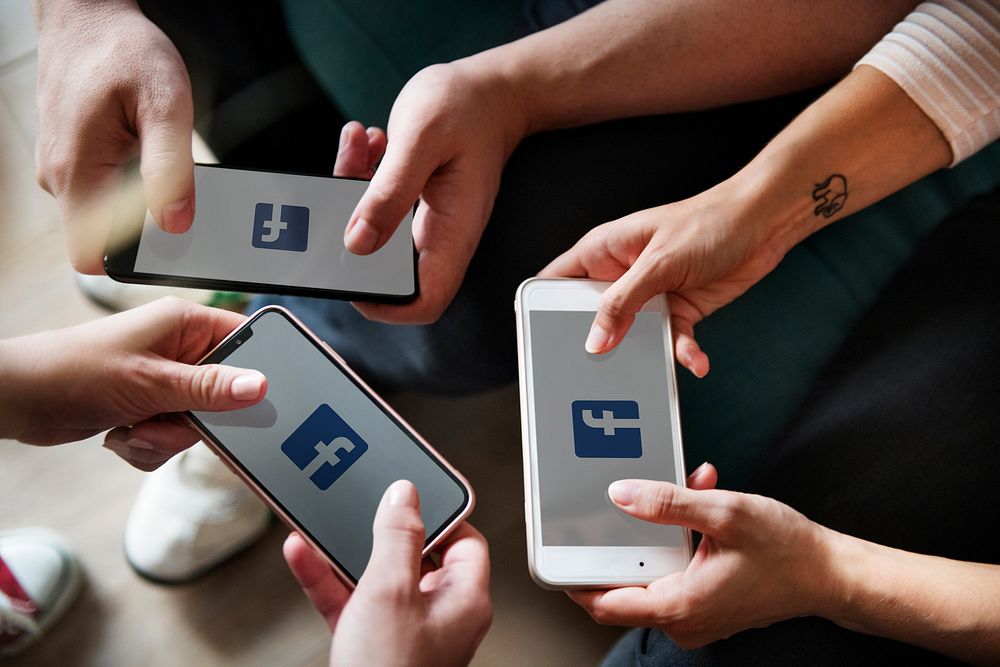 People using Facebook applications phones. | Free Photo - rawpixel