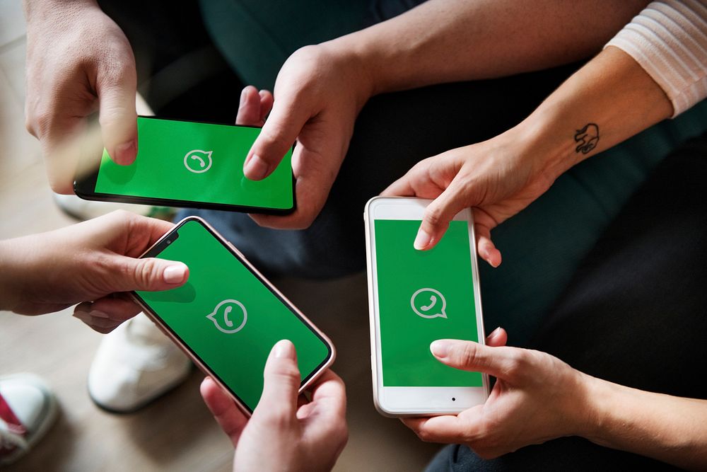 Group people using WhatsApp applications. | Free Photo - rawpixel