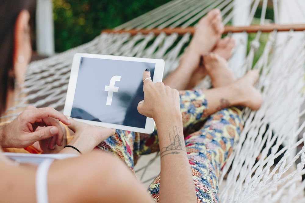 Woman lying hammock using Facebook | Free Photo - rawpixel