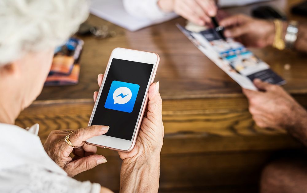 Elderly woman using Facebook Messenger | Premium Photo - rawpixel