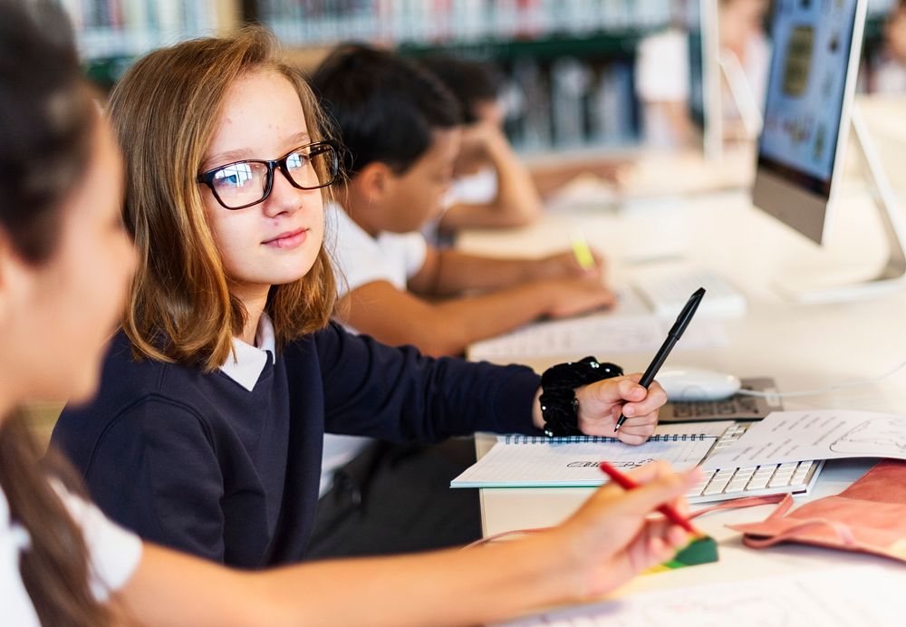 Young students using computers class | Free Photo - rawpixel