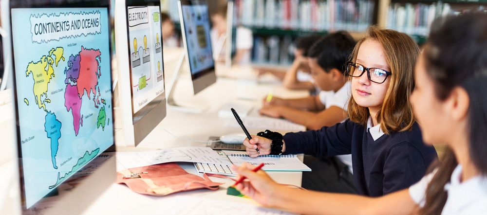 Young students using computers class | Free Photo - rawpixel