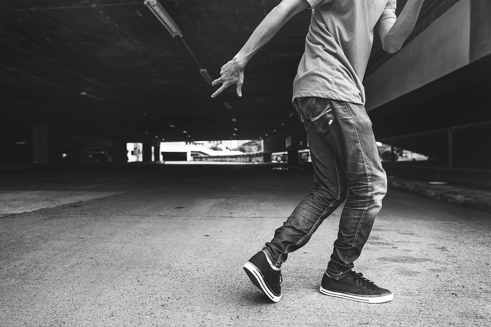 Guy Breakdance Pose Oudoors Concept | Premium Photo - rawpixel