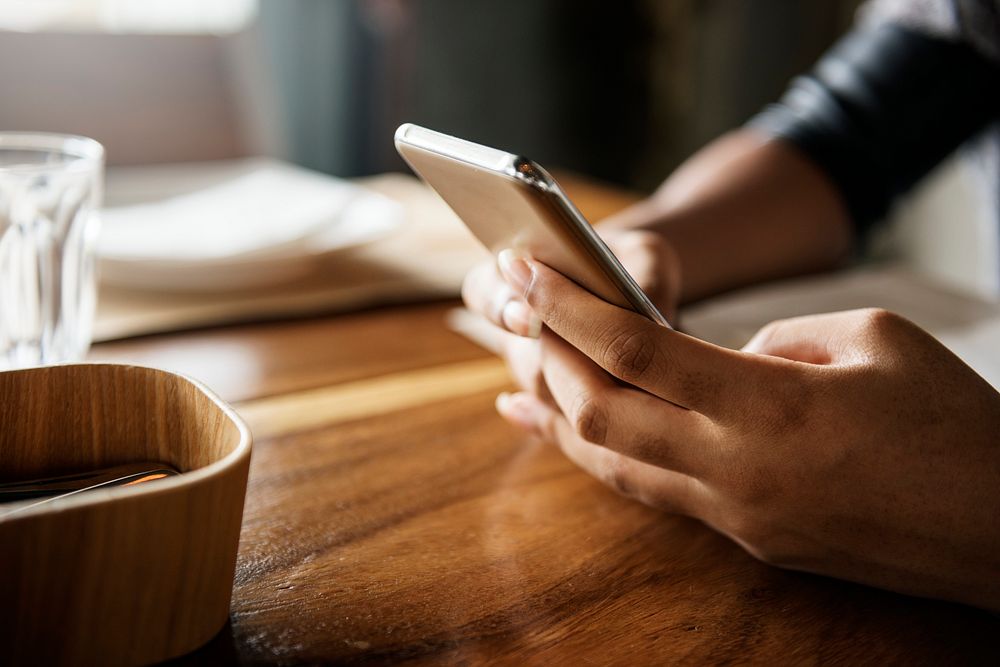 Closeup hands using mobile phone | Premium Photo - rawpixel