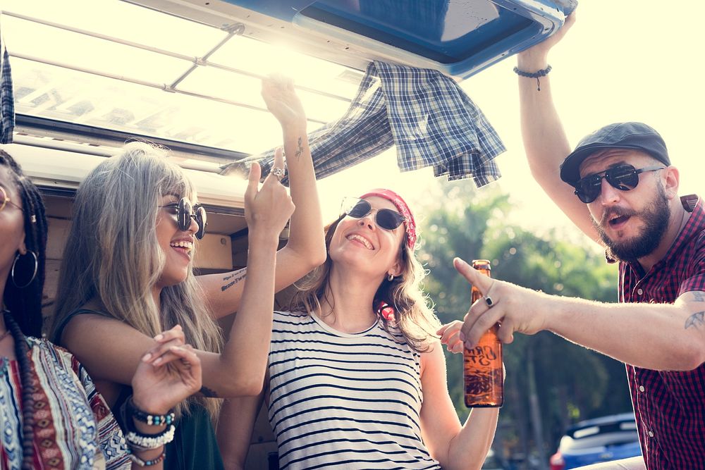 Friends Drinking Alcohol Beers Together | Premium Photo - rawpixel