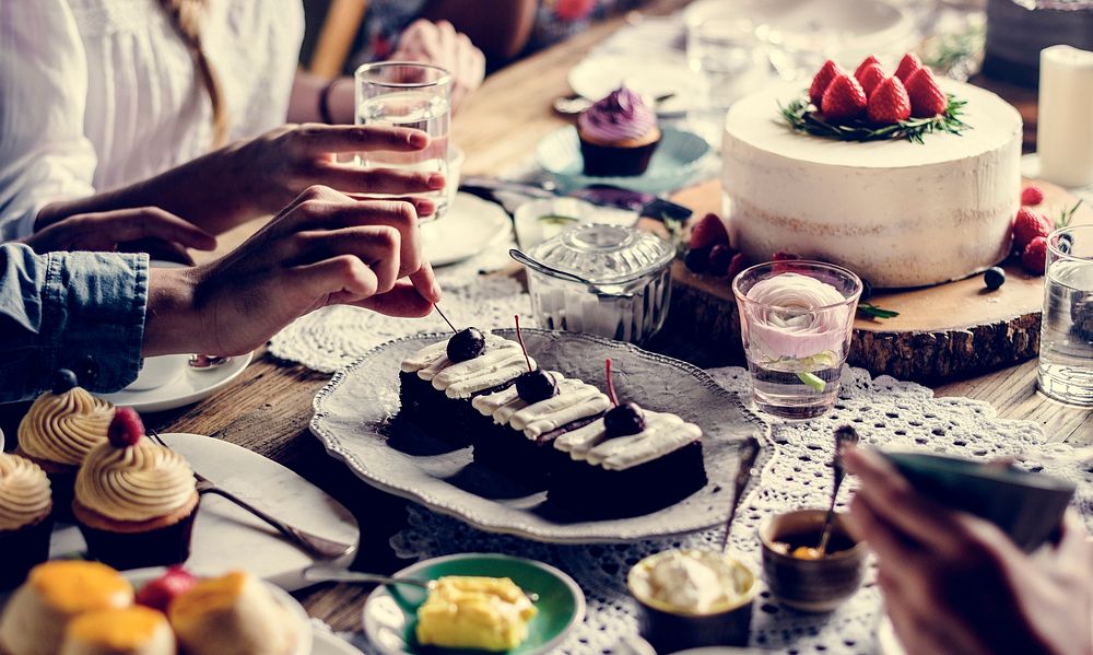 People celebrate birthday party with cake | Premium Photo - rawpixel