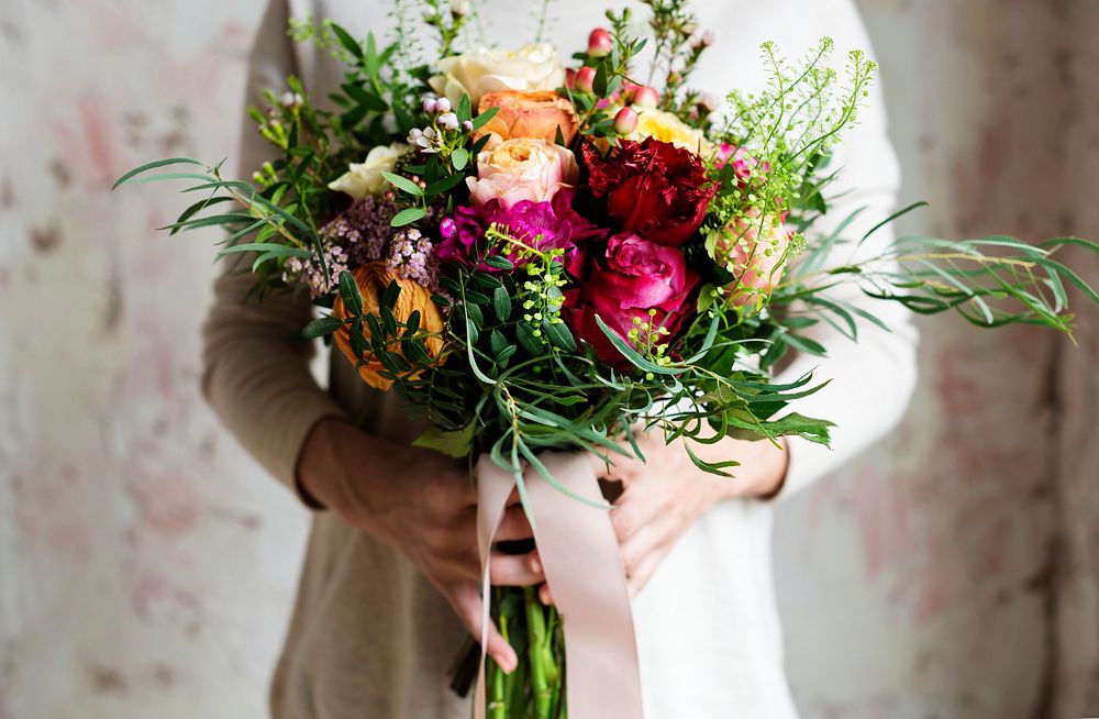 Hands holding a beautiful bouquet | Premium Photo - rawpixel