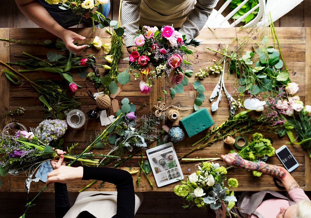 Florist job flower arrangement and | Photo - rawpixel
