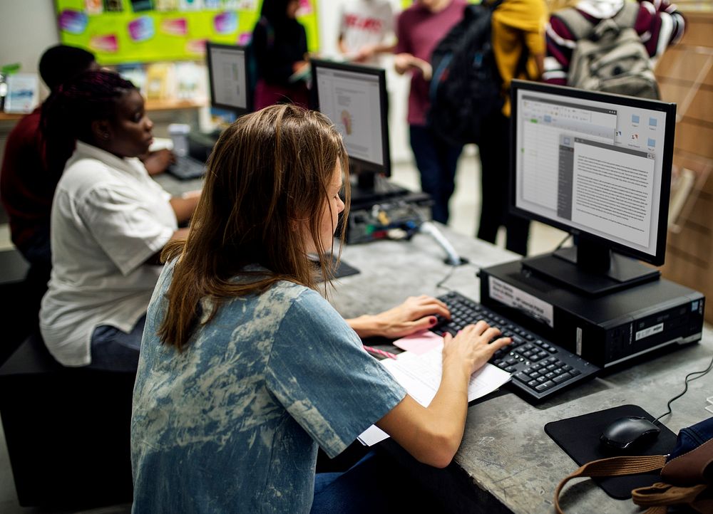 High school students using computer | Premium Photo - rawpixel