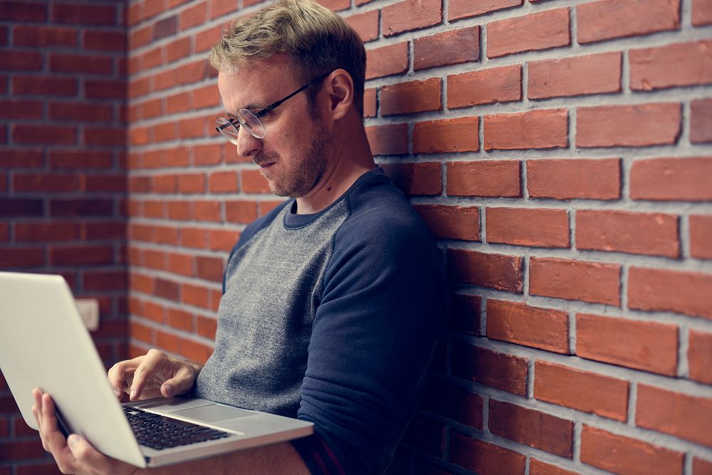 People using computer laptop | Premium Photo - rawpixel