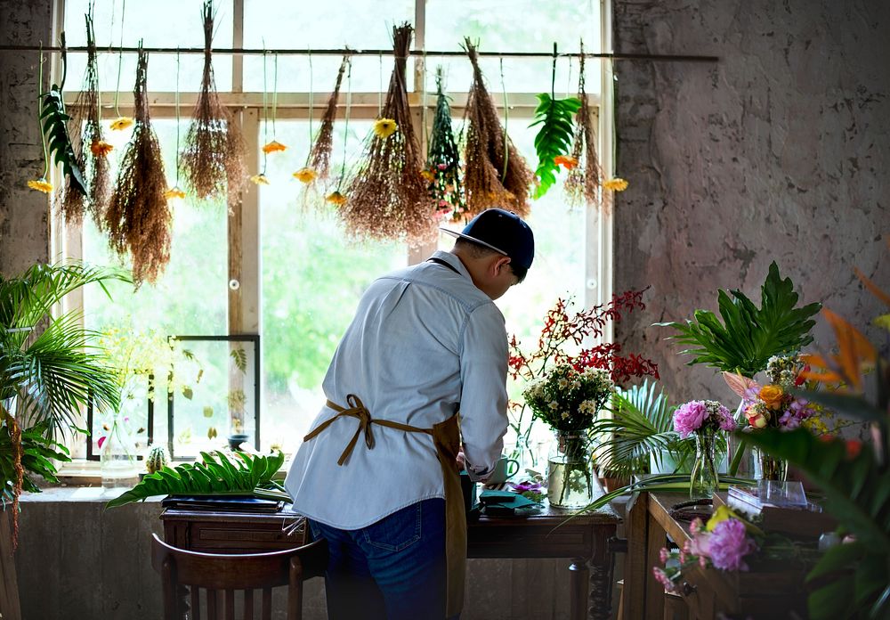 Florist working workspace flower shop | Premium Photo - rawpixel