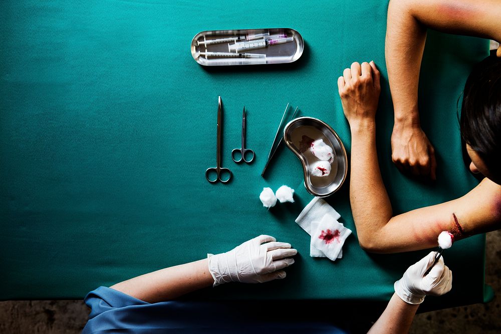 Hurt woman with medical tools | Photo - rawpixel