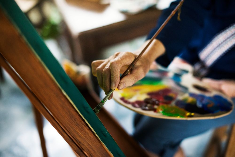 Closeup artist hand painting artwork | Premium Photo - rawpixel