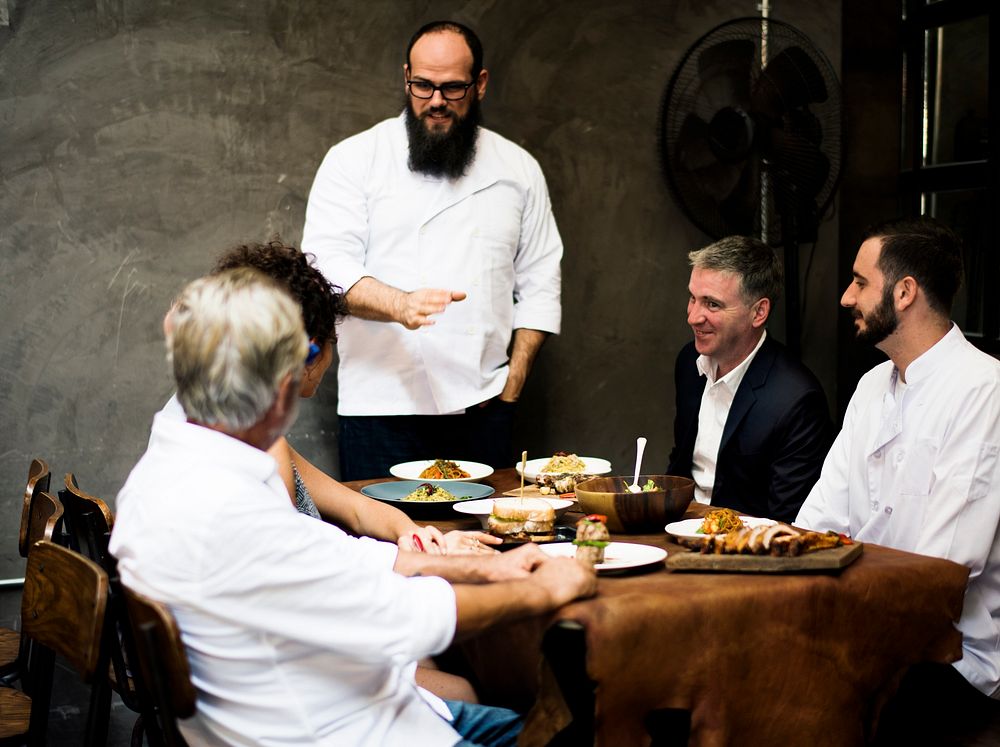 Chef explaining dish customer | Premium Photo - rawpixel