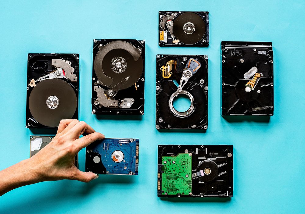 Hand holding HDD isolated background | Premium Photo - rawpixel