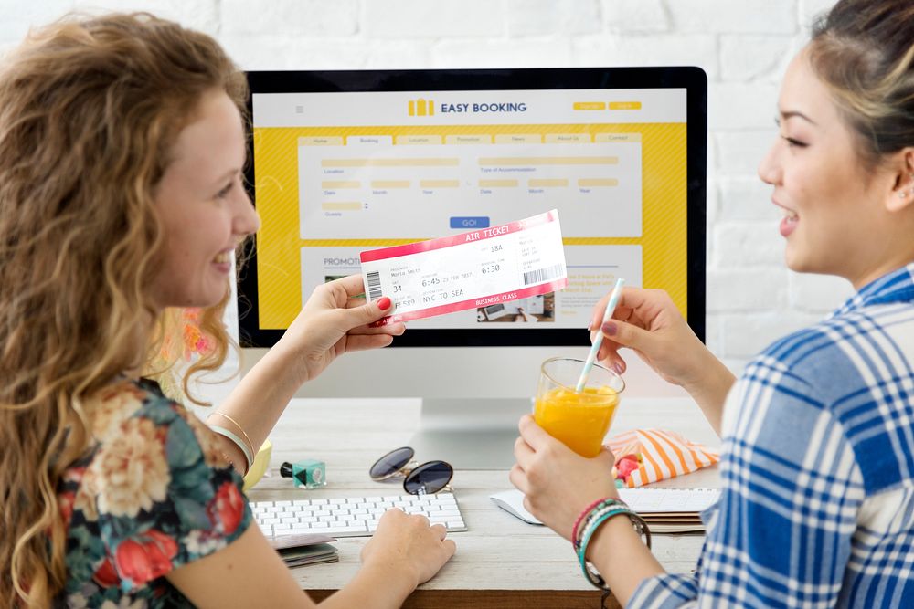 Women booking trip online | Photo - rawpixel