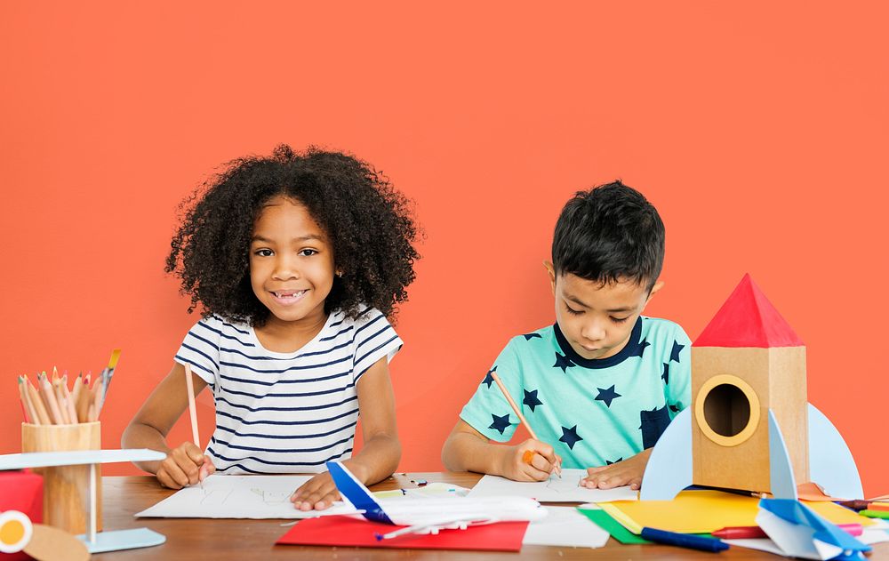 Little Children Drawing Sketching Concept | Premium Photo - rawpixel