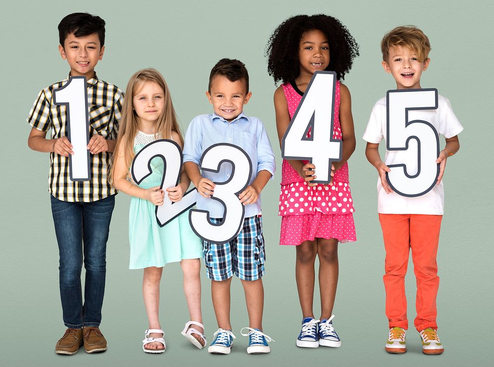 Little Children Friends Holding Numbers | Premium Photo - rawpixel