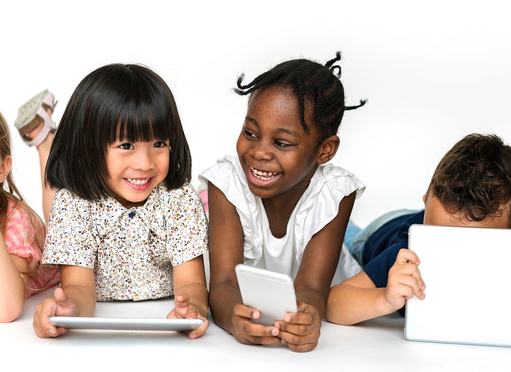 Group kids using social networking | Free Photo - rawpixel