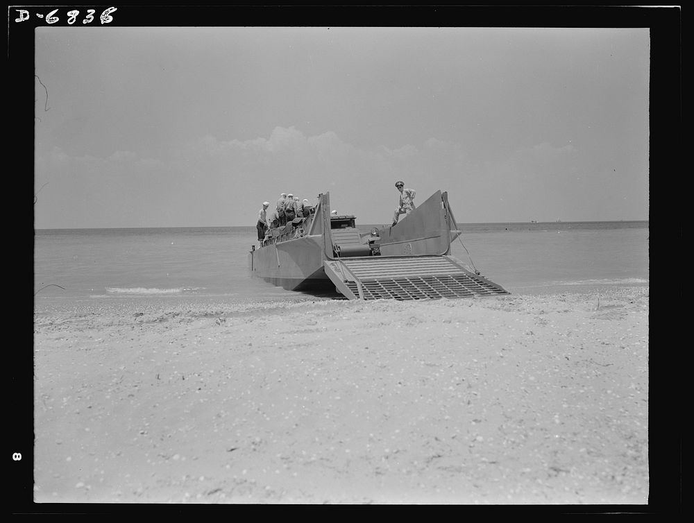 Training. Ramp boats. Marines prepare | Free Photo - rawpixel
