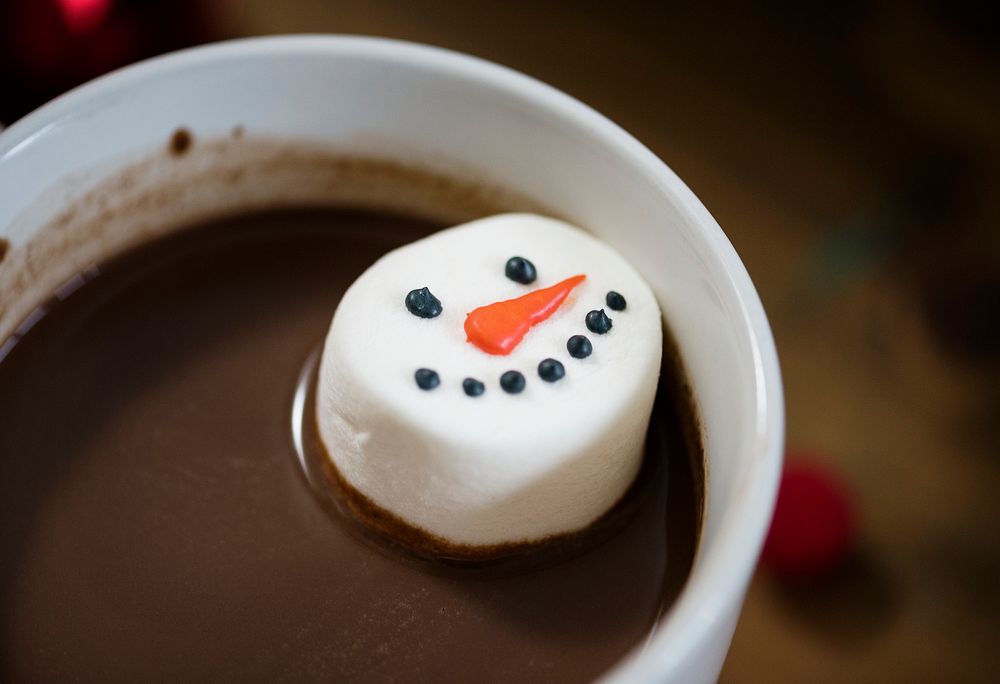Snowman marshmallow dipped hot chocolate | Premium Photo - rawpixel