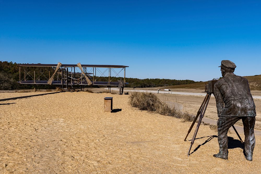Tableau bronze statues Wright Brothers | Free Photo - rawpixel