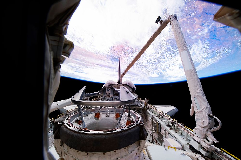 space shuttle Endeavour appears be | Free Photo - rawpixel