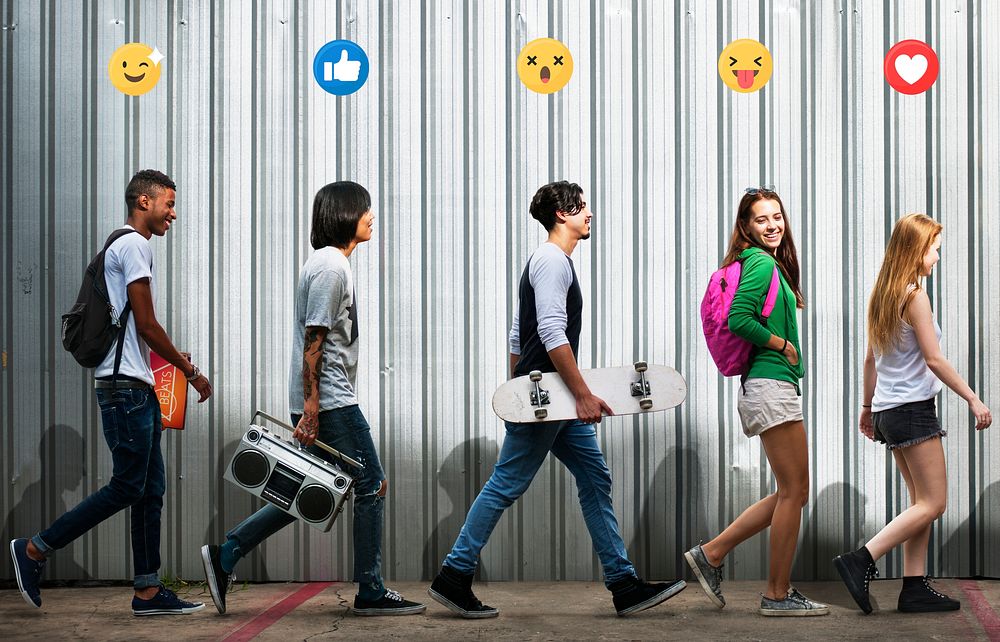 Teenagers with emoticons hanging out | Premium Photo - rawpixel