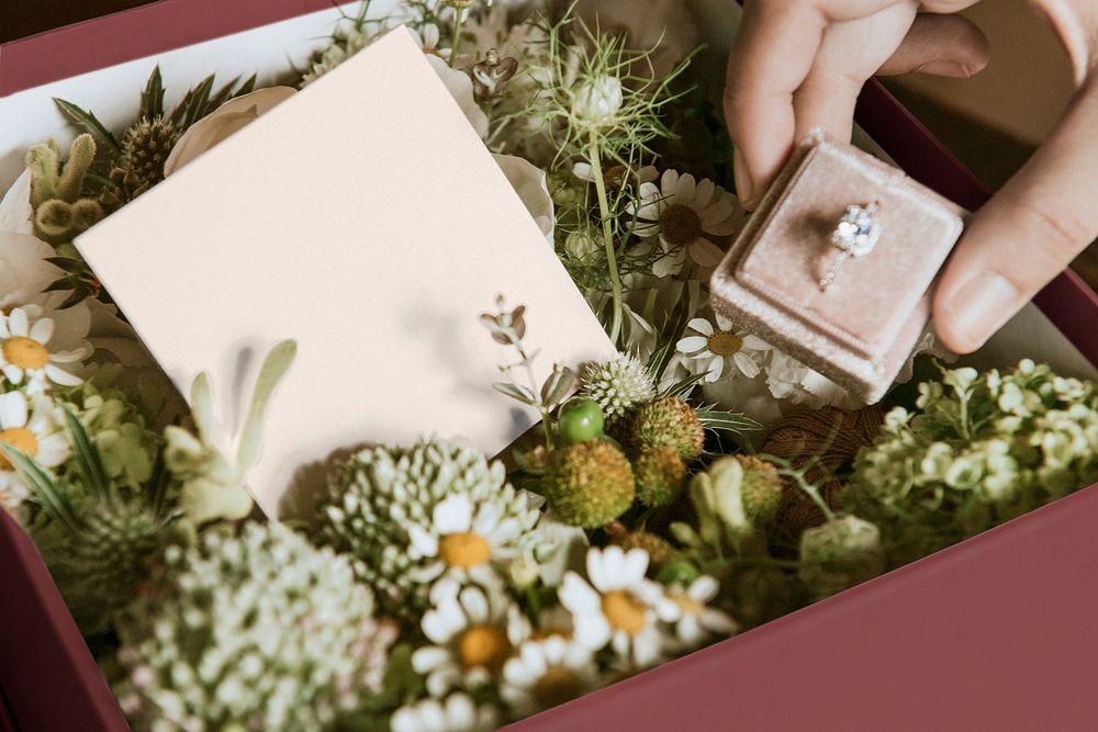 Valentine's day proposal, engagement ring | Free Photo - rawpixel