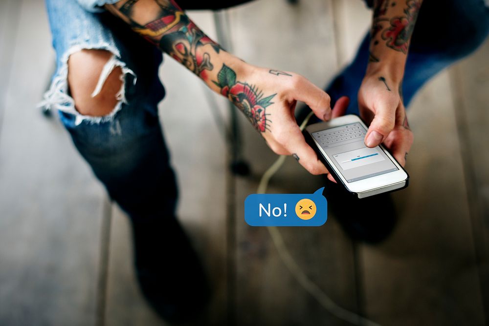 Tattooed hands using mobile phone | Premium Photo - rawpixel