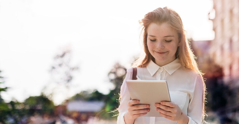 Young woman is using digital | Premium Photo - rawpixel