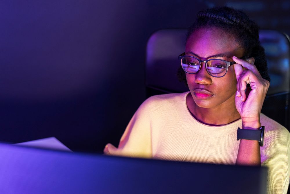 Female web developer writing source | Premium Photo - rawpixel