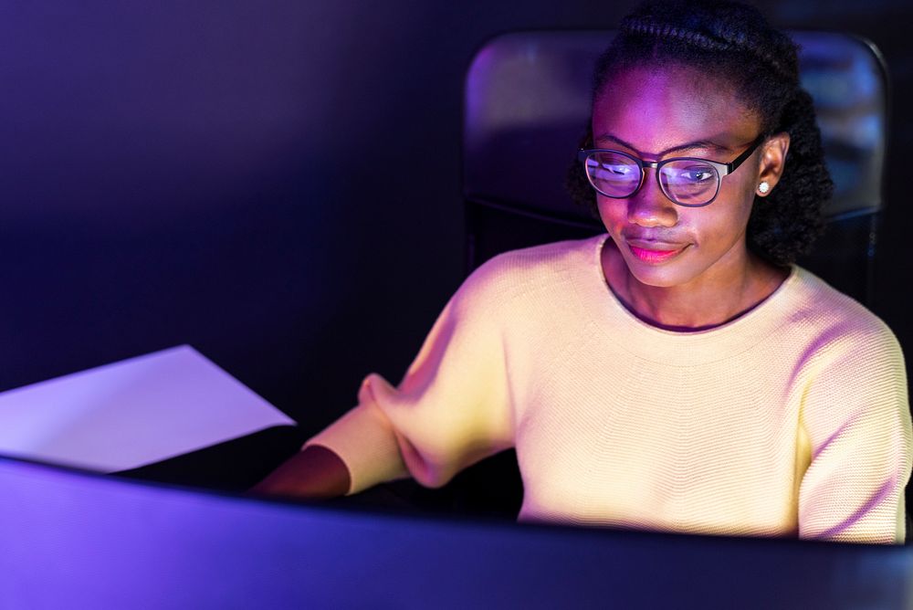 Female web developer writing source | Premium Photo - rawpixel