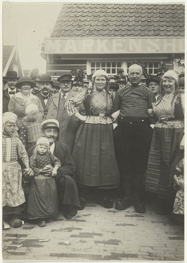 Dorpstafereel met mensen klederdracht Marken | Free Photo - rawpixel