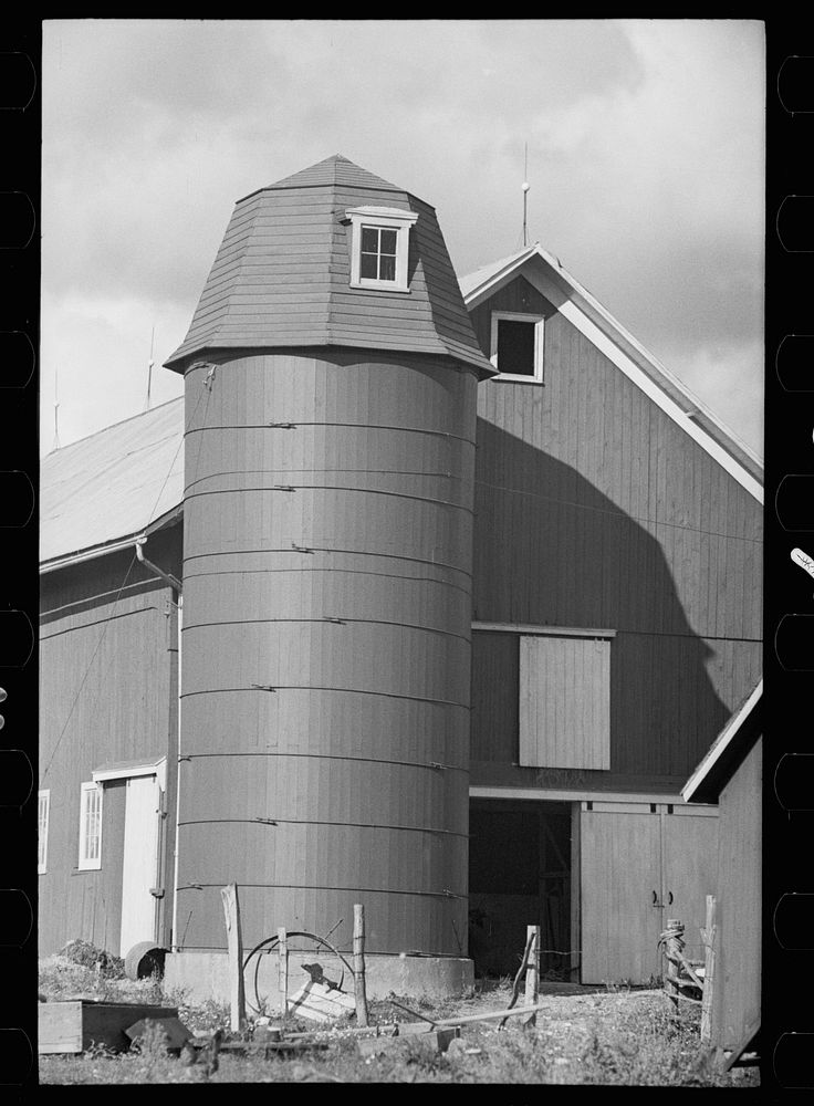 Barn and silo U.S. Grant | Free Photo - rawpixel