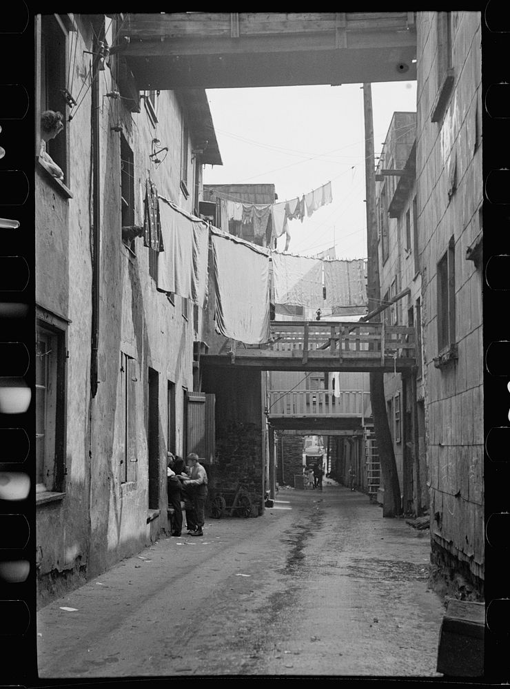 Sous-Le-Cap (Slum Alley), Québec, Canada. | Free Photo - rawpixel