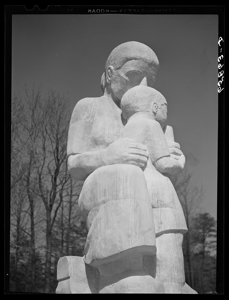 Greenbelt, Maryland. Statue Lenore Thomas. | Free Photo - rawpixel