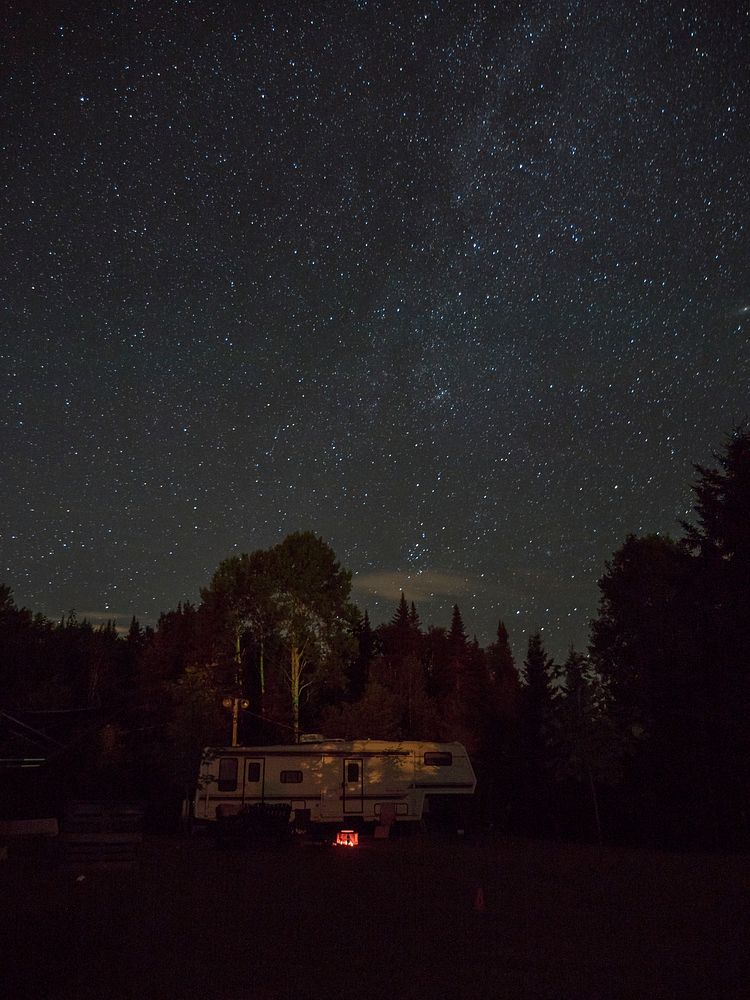 An RV parked forest starry | Free Photo - rawpixel