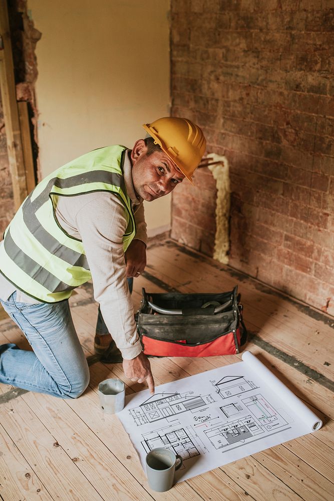Contractor reading floor plan construction | Free Photo - rawpixel