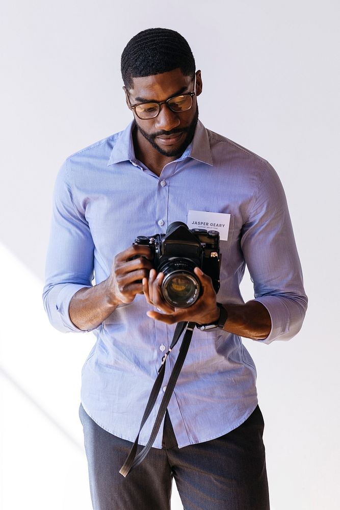 Black photographer using retro film | Premium Photo - rawpixel